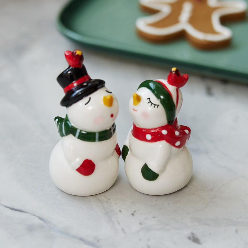 Kissing Snowman Couple Salt and Pepper Set - Cracker Barrel