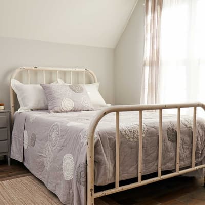 Quilts and Bedding - Cracker Barrel Old Country Store